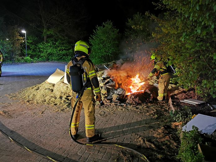 Afvalstapel vliegt in brand bij sportvelden OBW Zevenaar | Zevenaar ...