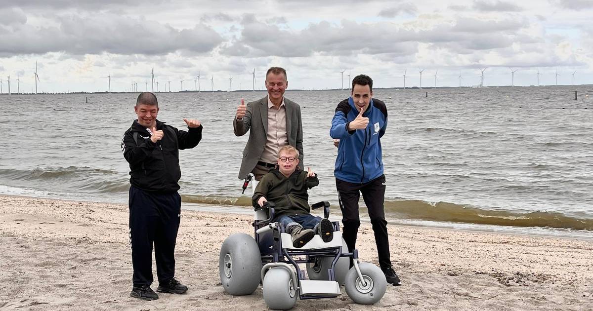 Het strand van Urk beter bereikbaar dankzij gratis strandrolstoel | Urk ...