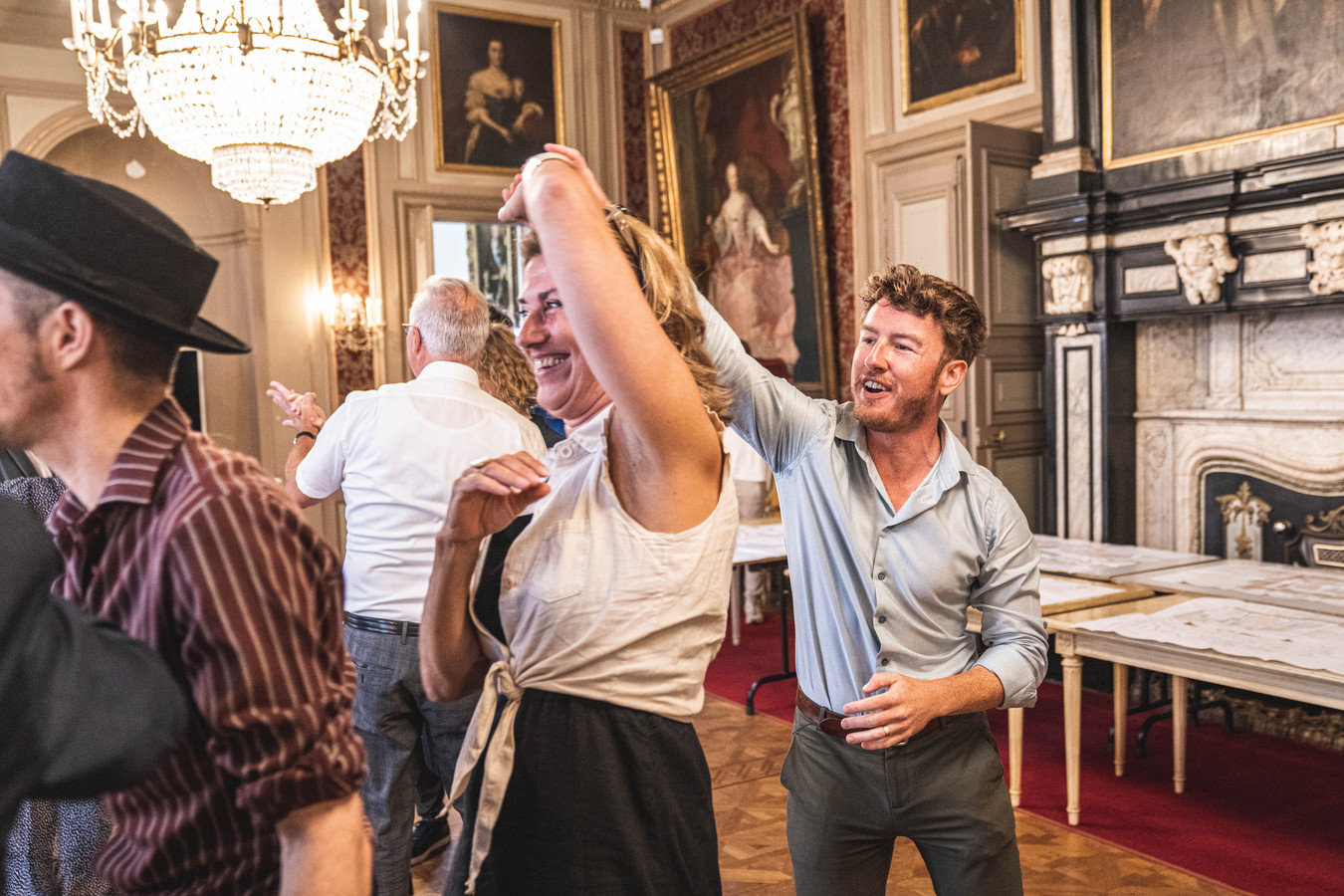 KIJK. Oefenen voor Bal 1900, met dansles voor de burgemeester Mathias ...
