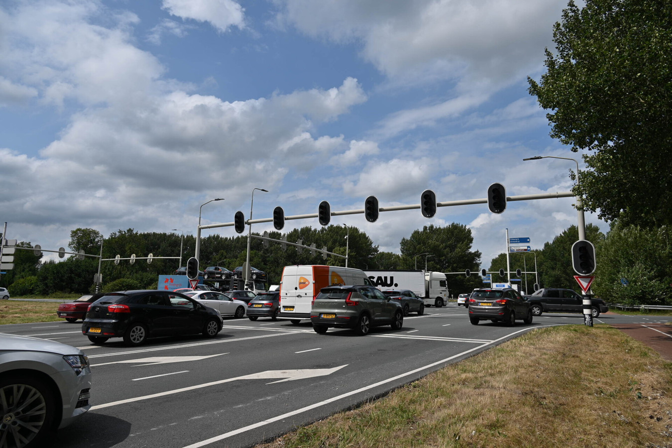 Verkeerslichten vallen uit bij grote kruising Backer & Ruebweg in Breda ...