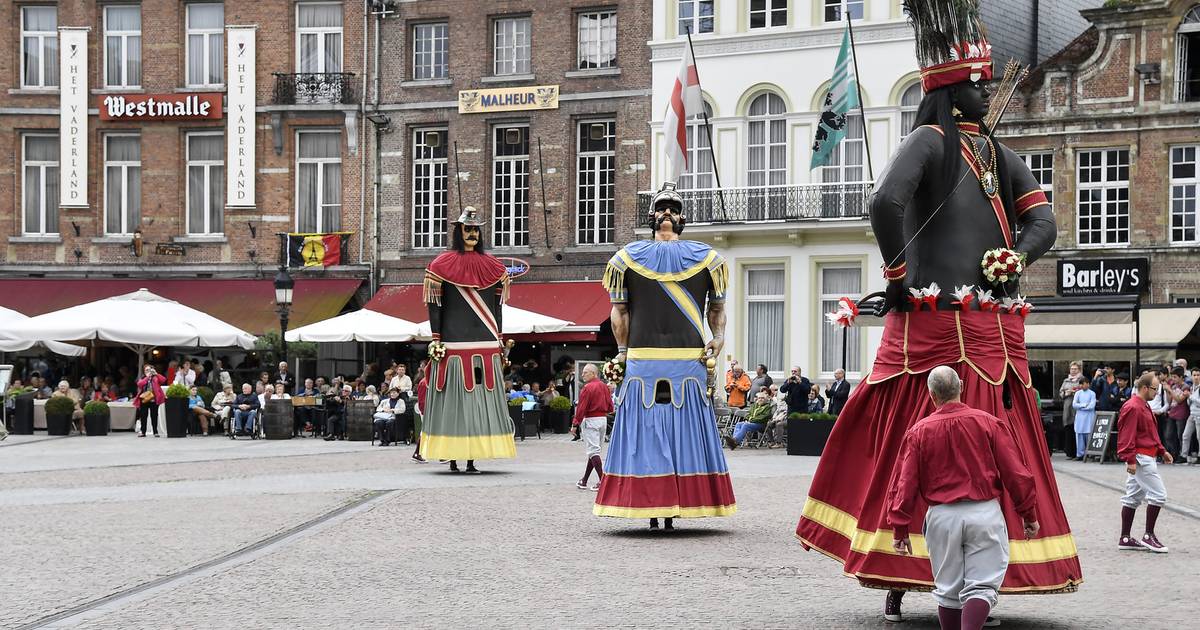 Reuzen dansen voor senioren | Dendermonde | hln.be