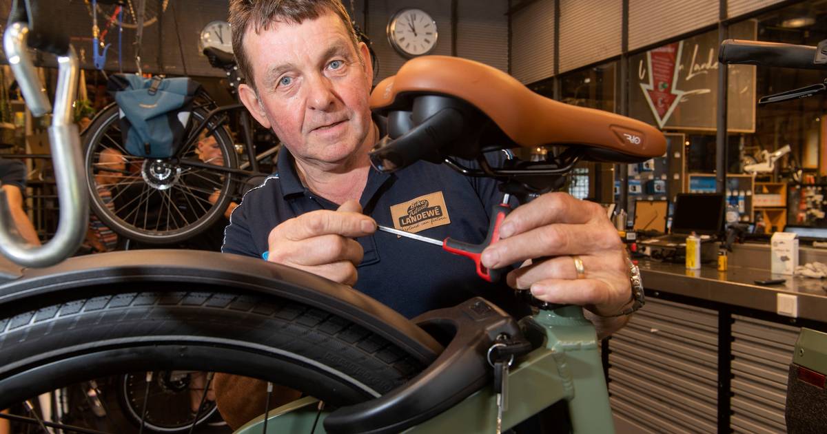 Enschedese fietsenmaker na 50 jaar met pensioen: ‘Eddie leerde de ...