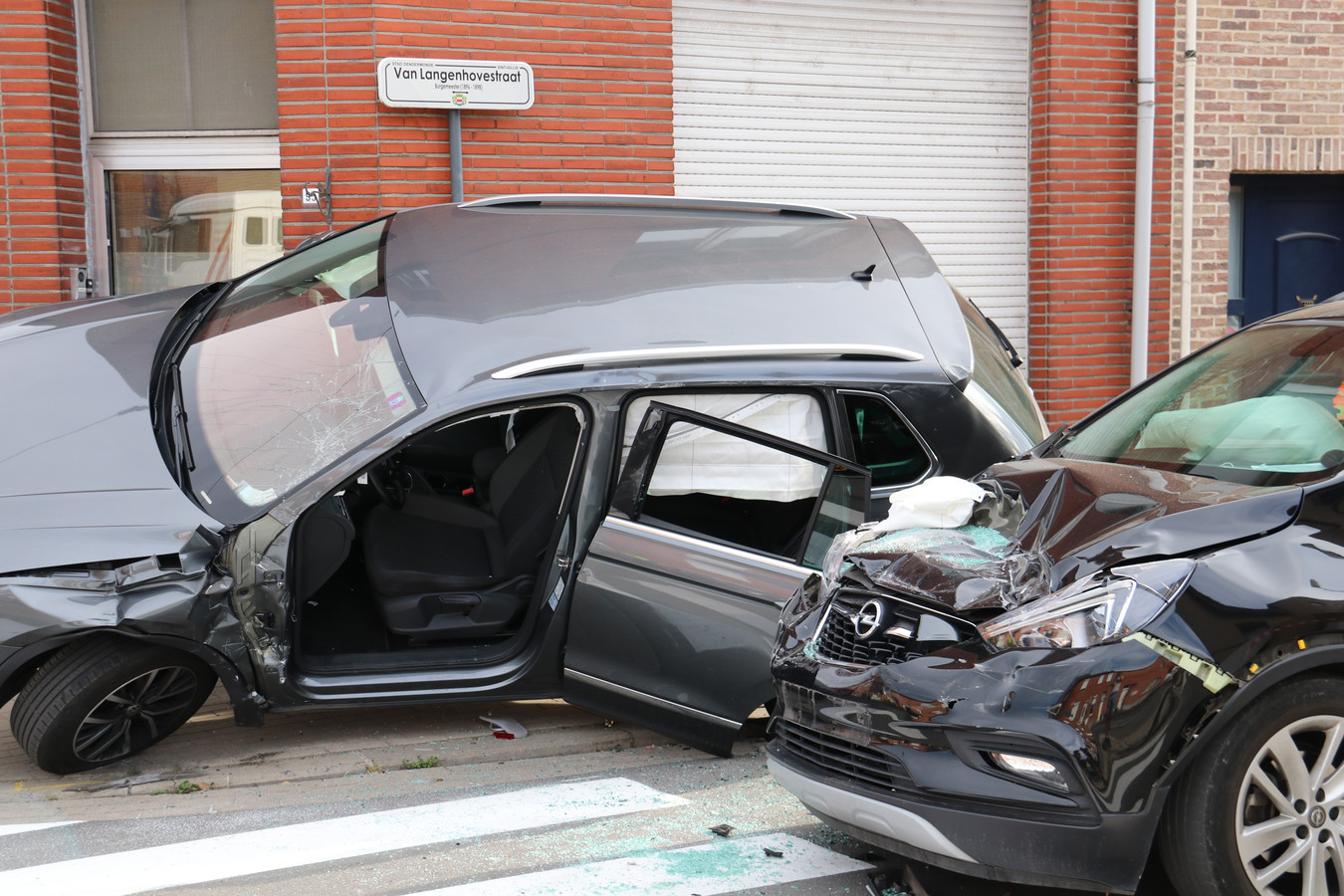 Zware ravage en gewonde na spectaculair ongeval in Van Langenhovestraat ...