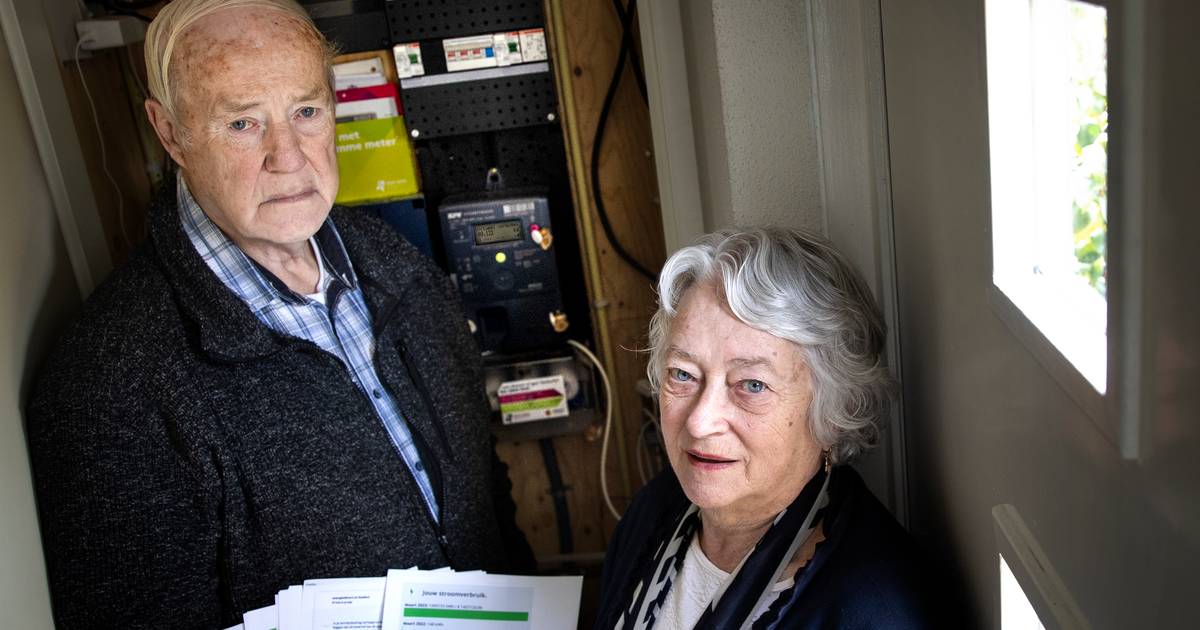 Hennie en Lies krijgen eindelijk iemand van energiebedrijf aan de lijn ...