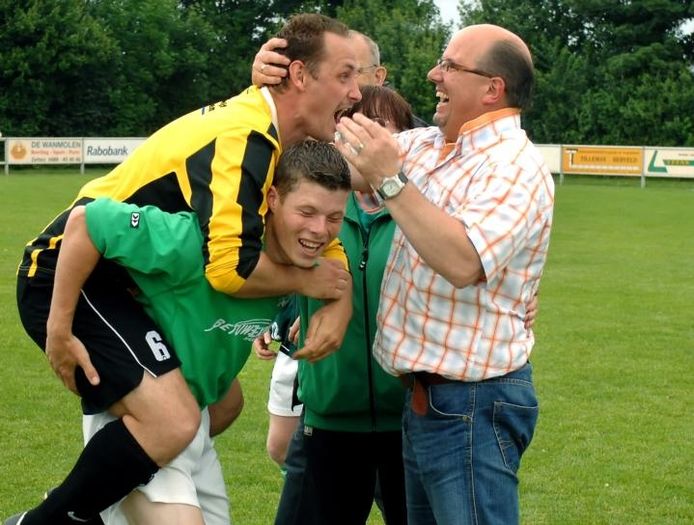Grote verbroedering bij Vitesse 1892 en SVHA | Amateurvoetbal ...
