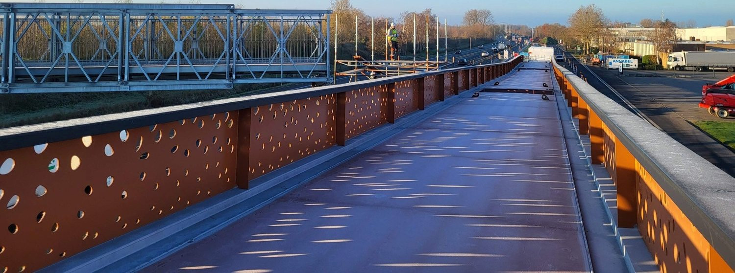 Bijna jaar na datum, maar nieuwe fietsbrug over R4 in Mariakerke nu ...