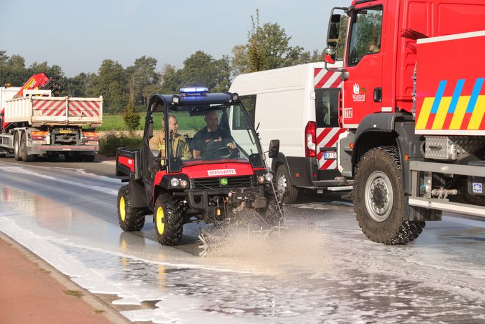 Brandweer moet oliespoor van defecte landbouwmachine opkuisen | Stekene ...