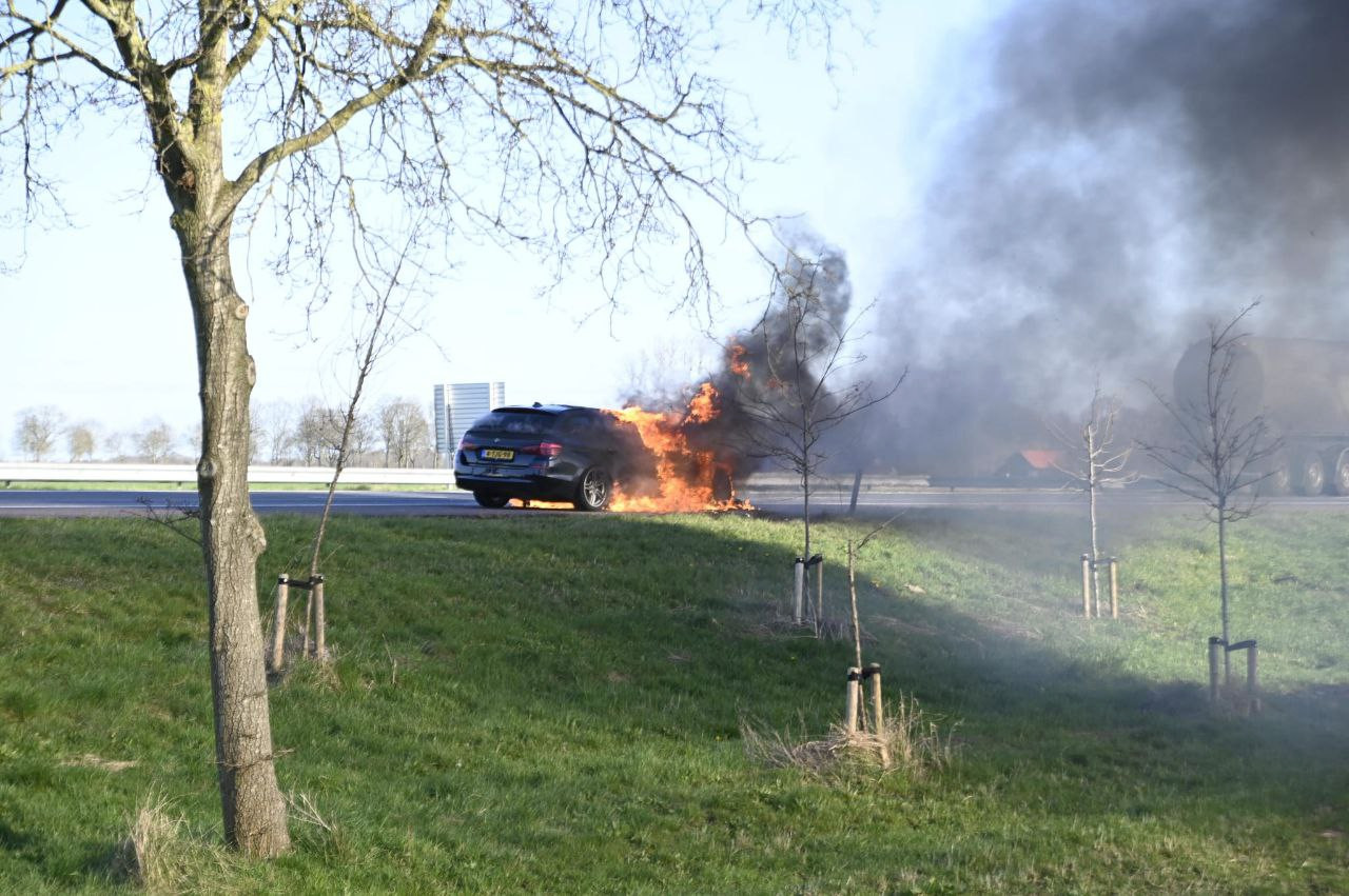 Voorbijganger schiet te hulp nadat auto in brand vliegt op de A32 ...