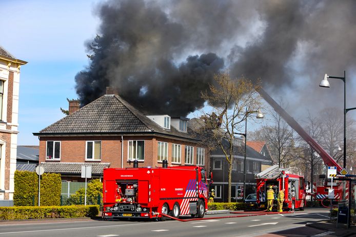 Woning zwaar beschadigd na grote brand in Apeldoorn, brandweer breekt dak van pand open | Regio ...