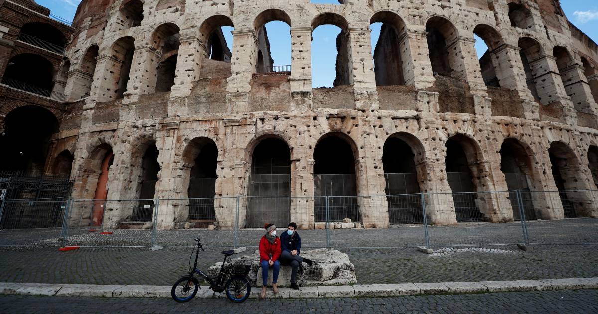 Botten van wilde dieren en restanten van snacks voor het publiek ...