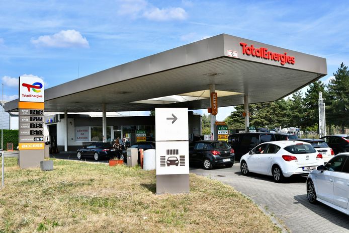 200 meter aanschuiven voor goedkopere Franse tankbeurt: “Als de ...