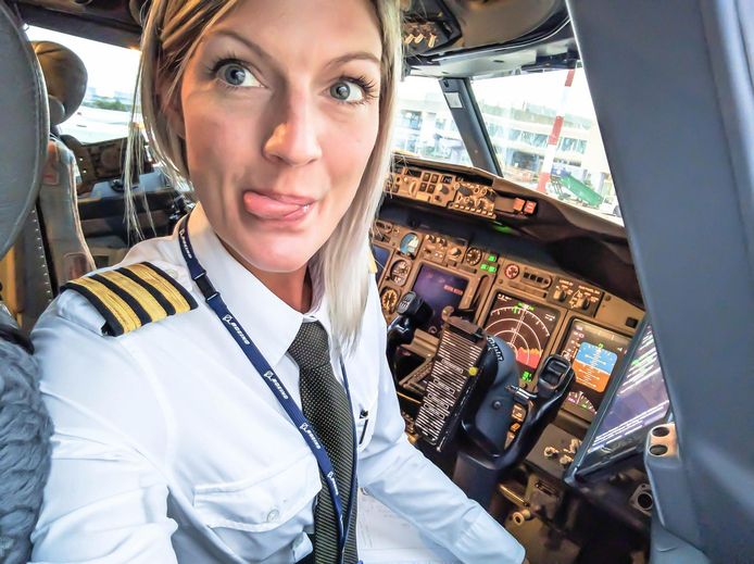 Zweedse blondine Maria is populairste pilote ter wereld | Buitenland ...