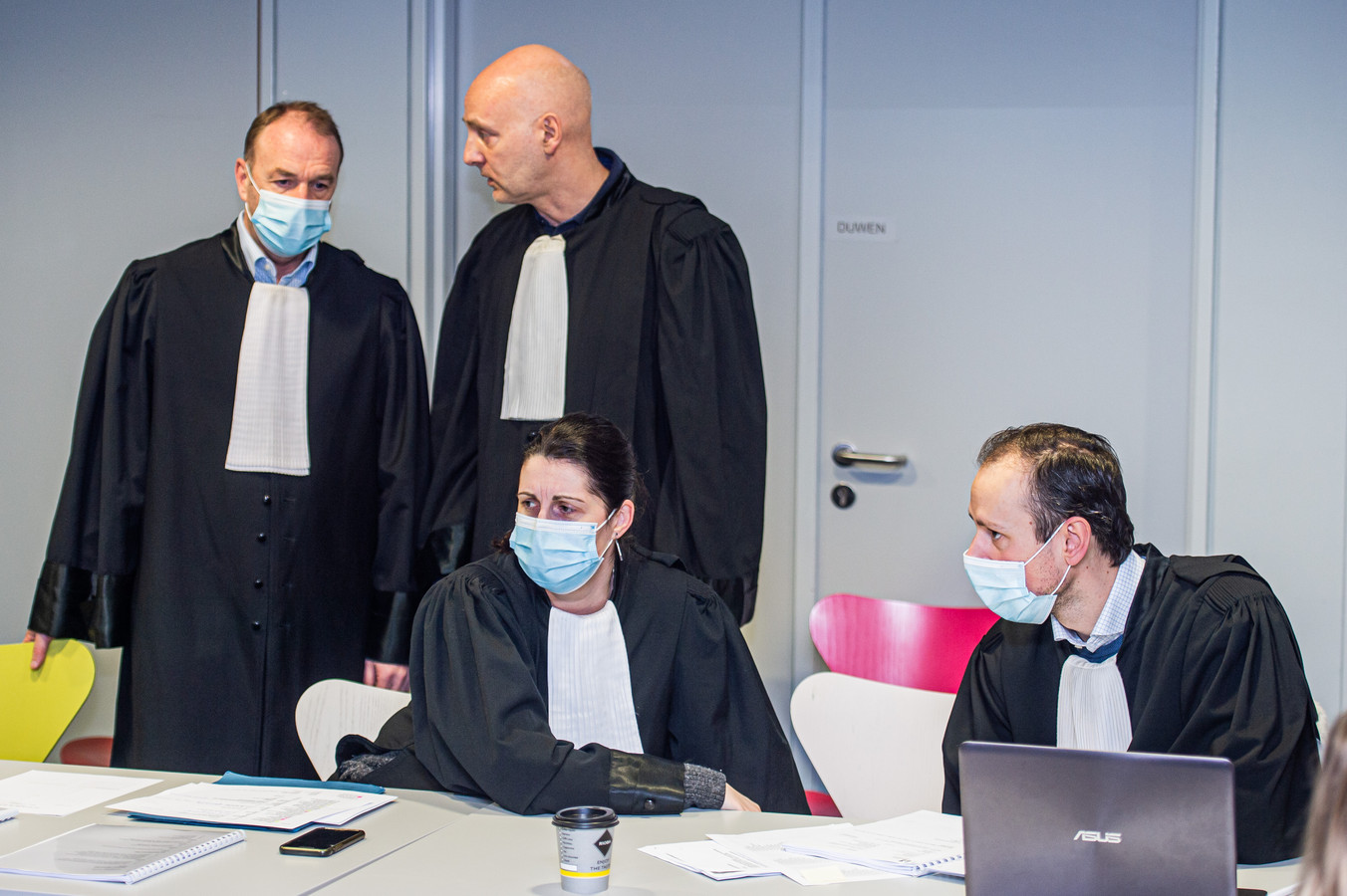 ASSISEN. Gruwelijke beelden tonen hoe koele killer twee personen ...