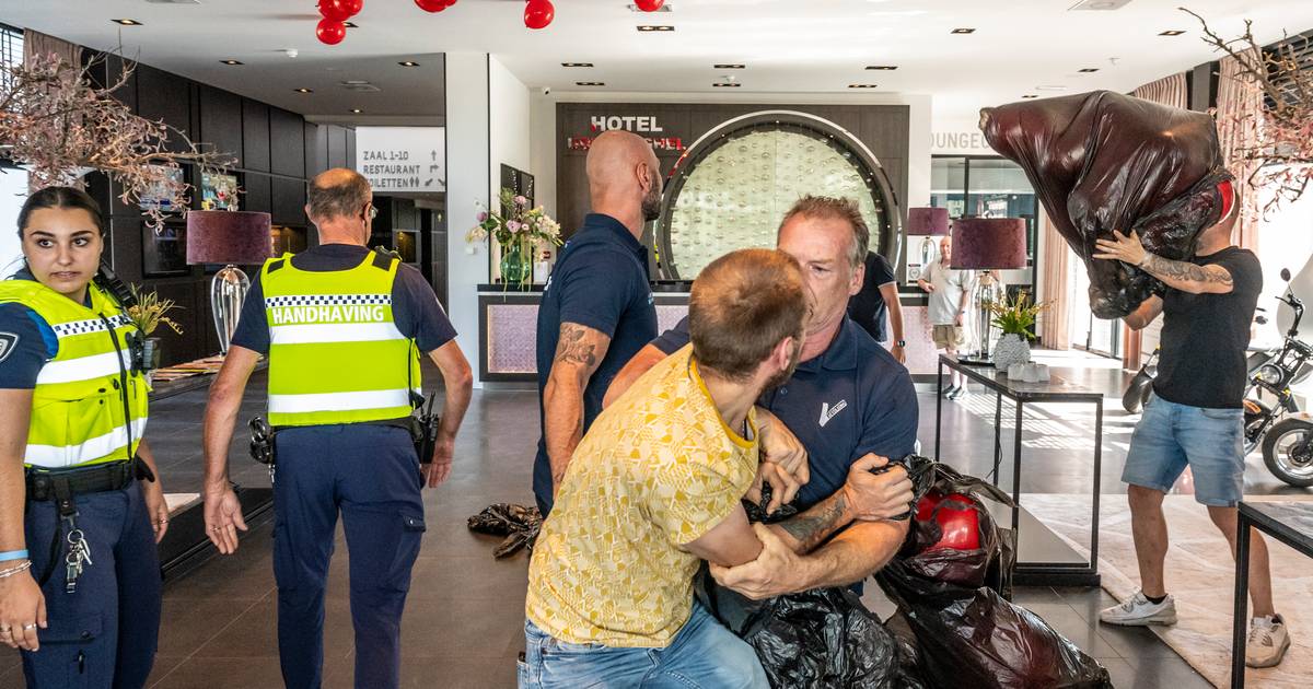 Betoging tegen azc loopt uit op confrontatie met beveiligers in Hotel ...