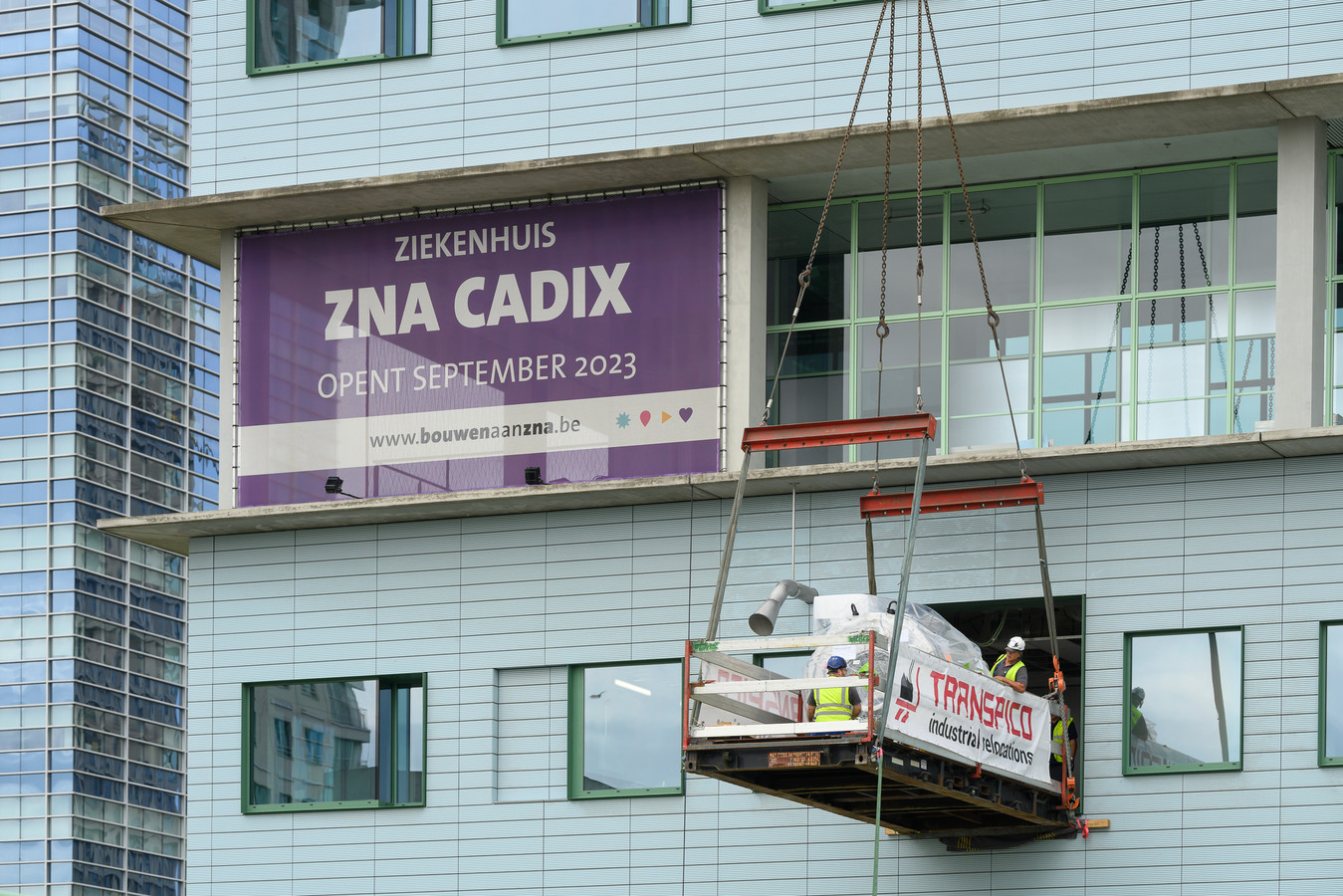 MRI-scanner van 6 ton wordt geleverd door raam van ZNA Cadix | Foto ...