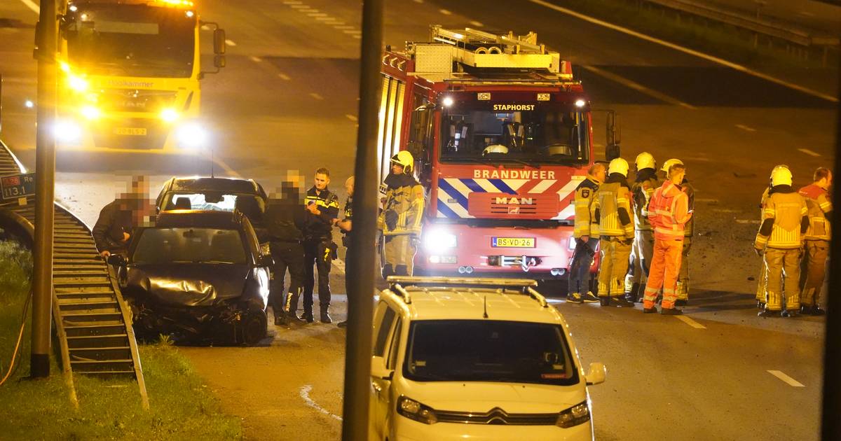 Drie auto’s van A28 gesleept nadat één van bestuurders bij Staphorst op ... Drie auto’s van A28 gesleept nadat één van bestuurders bij Staphorst op ...