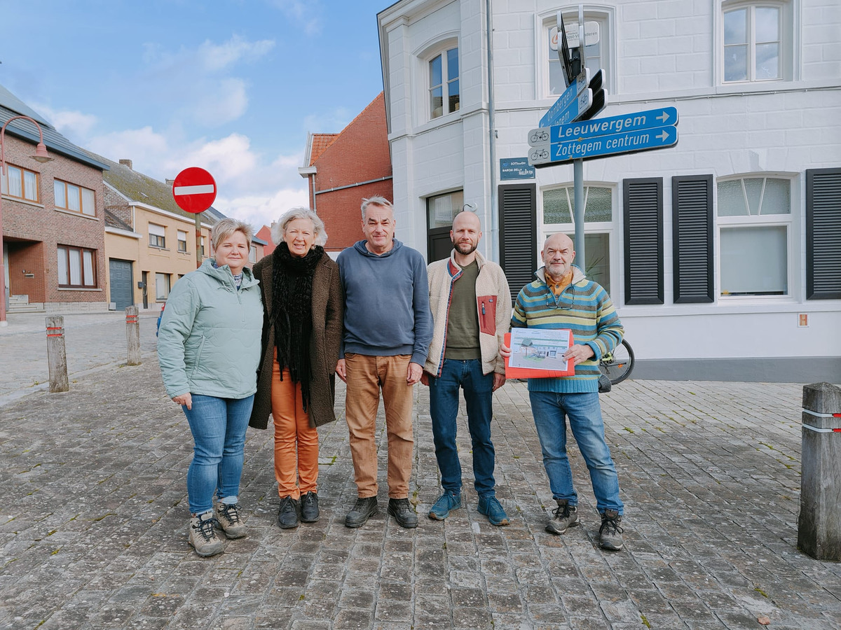 Vzw Helder Water kant zich tegen locatie van laadpaal op dorpsplein ...