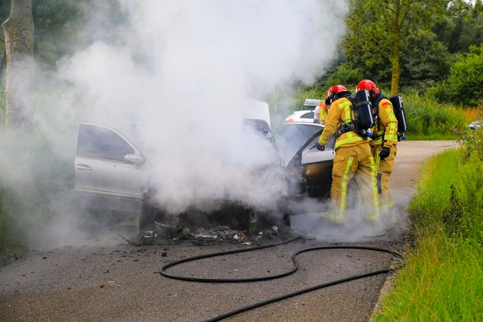 Auto vliegt in brand op Veldbeemd in Helmond | Helmond | AD.nl