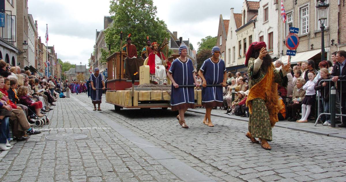 Paarden vervangen stoters in processie | Brugge | hln.be