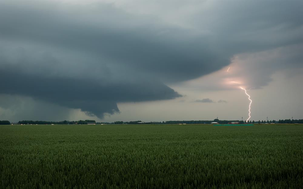 Stormchaser Wouter van Bernebeek legt supercell vlakbij Winterswijk ...