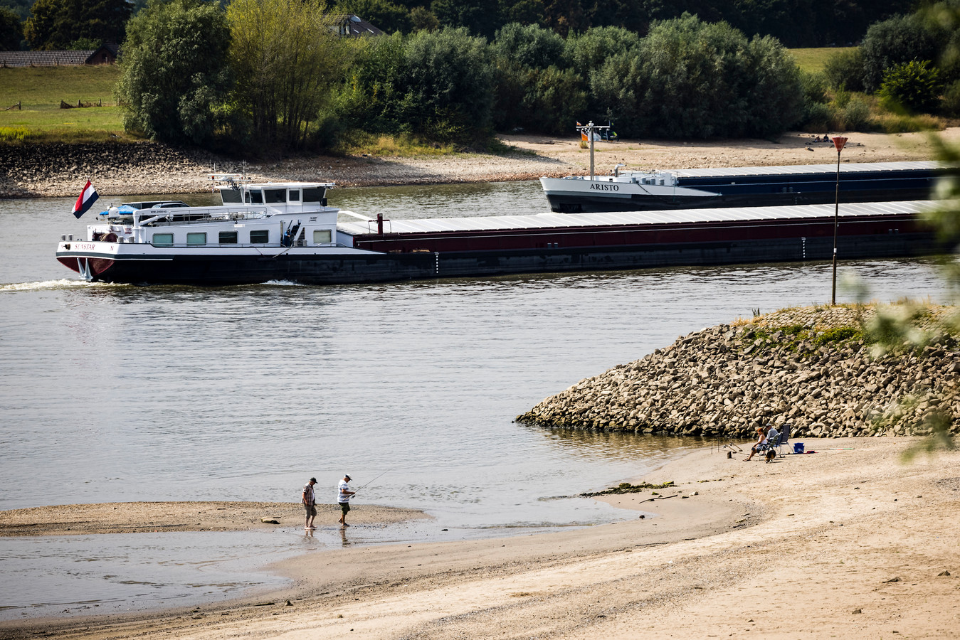 Experts verbijsterd over lozen vervuild grondwater van Enka-fabriek op ...