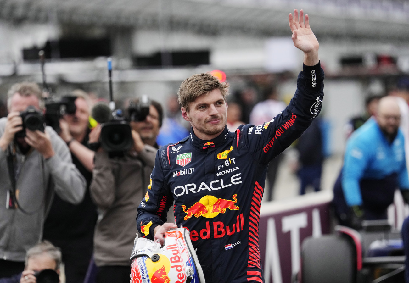 Max Verstappen laat concurrentie héél even hopen maar grijpt na ...
