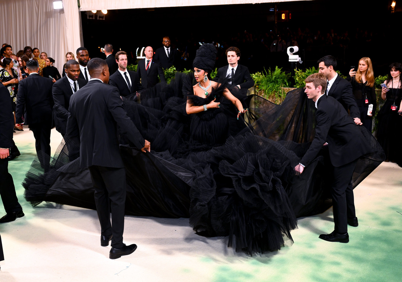 Kim Kardashian et sa taille de guêpe, Tyla couverte de sable: retour en ...