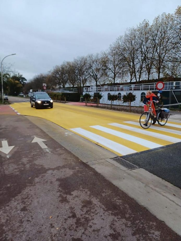 Geel kleurtje op heraangelegde straat moet voor meer veiligheid zorgen ...
