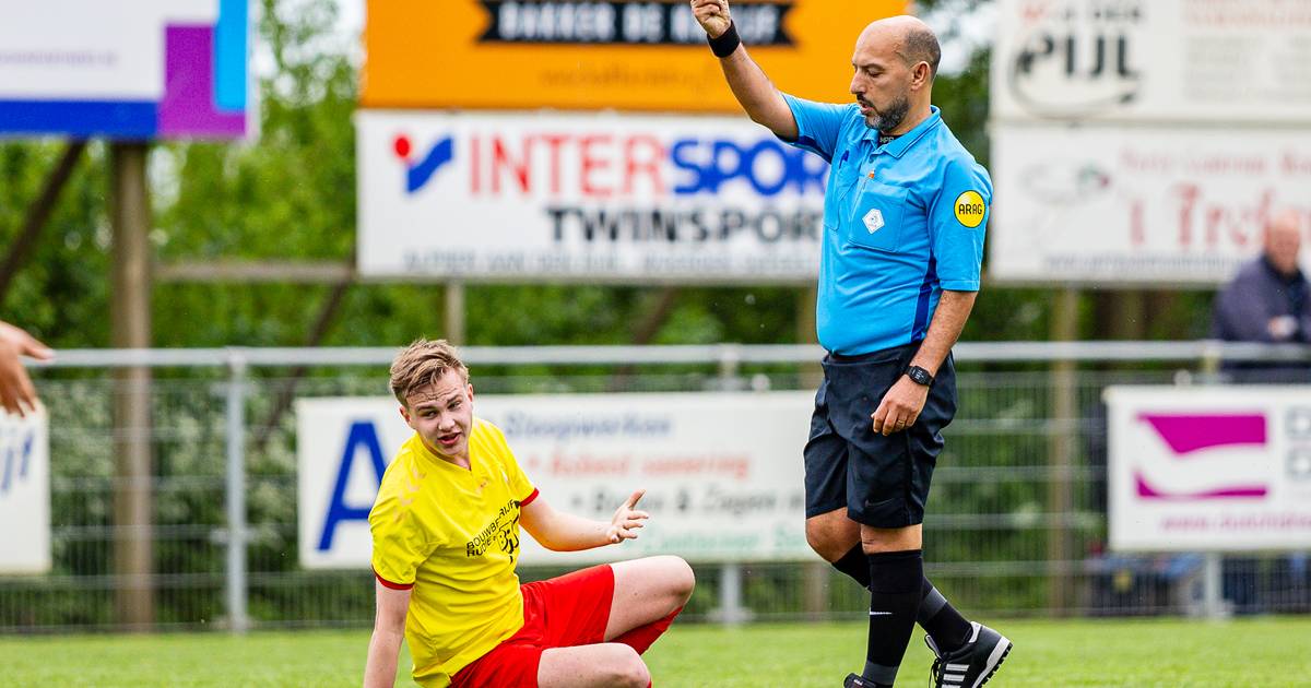 Scheidsrechter strooit met elf gele kaarten bij Zevenhoven: ‘Degradatie ...