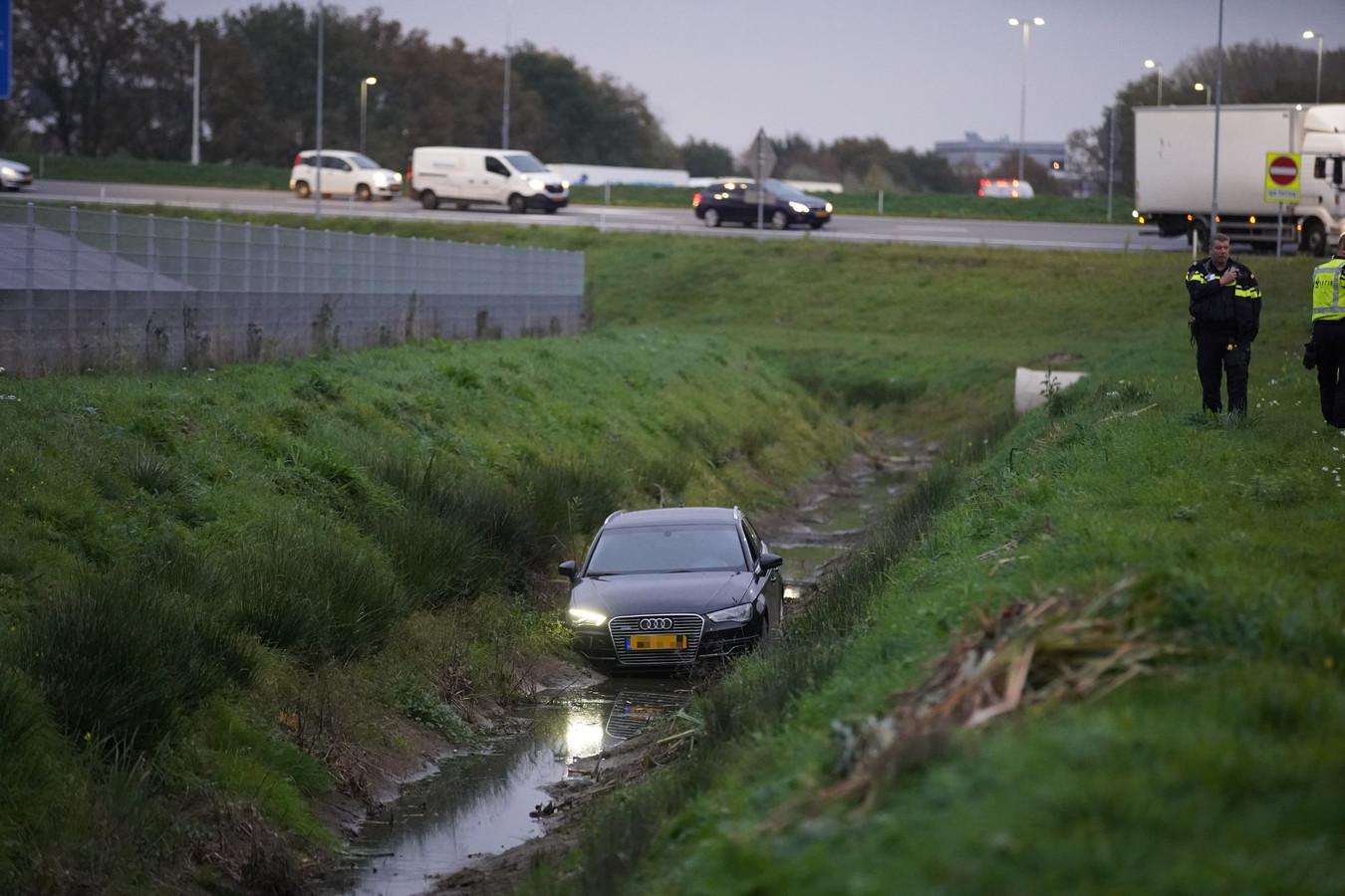 Auto slingert over de weg en belandt in de sloot langs de A1 bij ...
