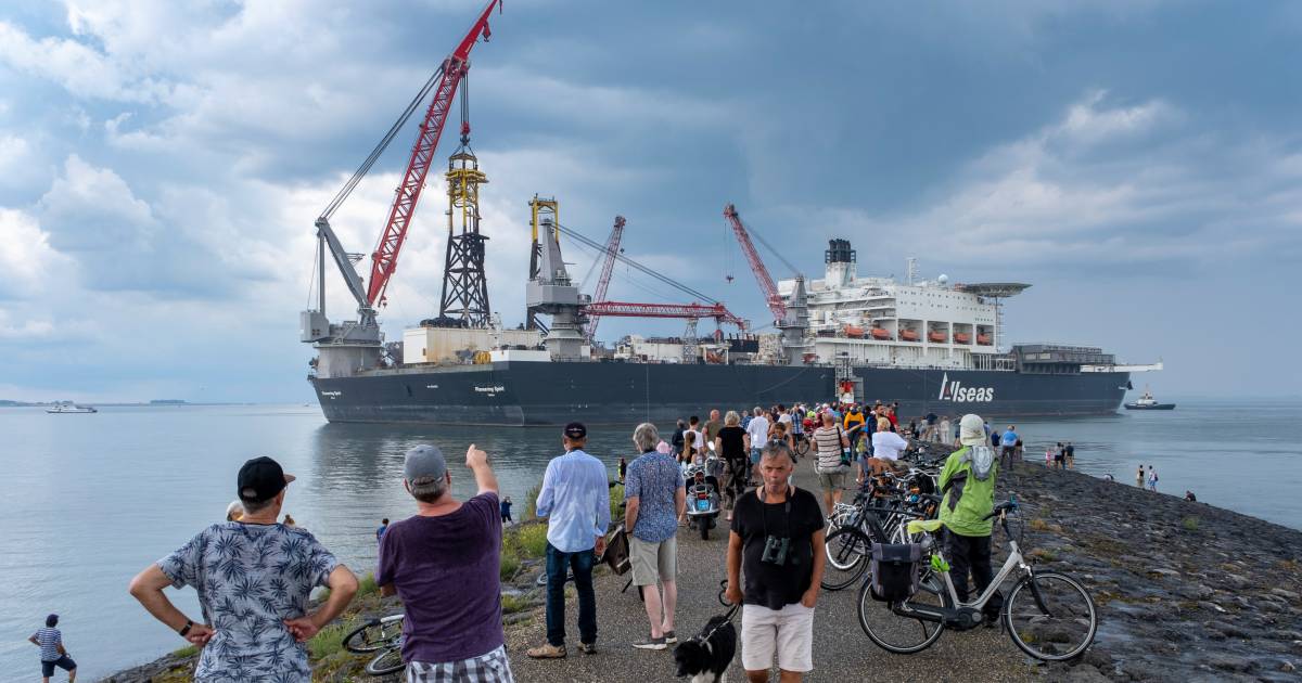 Grootste werkschip ter wereld is een enorme publiekstrekker | Walcheren ...
