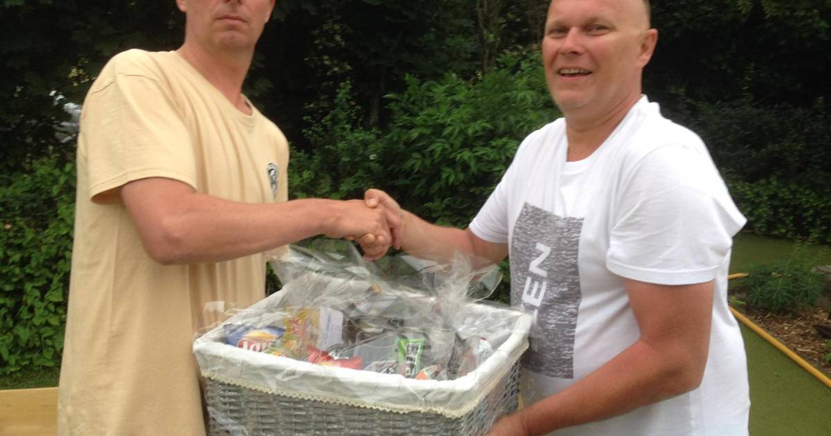 Kapper Steve wint eerste minigolfkampioenschap 'Blonde Betsy' | Bredene ...