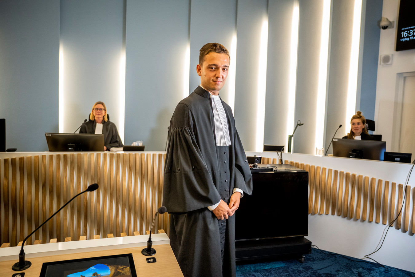 Hoogbegaafde Tim (20) is de jongste advocaat ooit: ‘Het ging allemaal vrij vlotjes’ | Foto | ed.nl