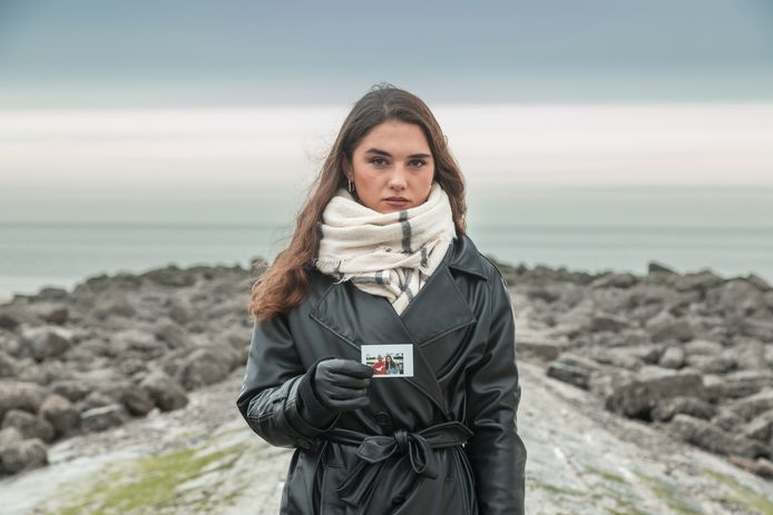 Indra (24) dient klacht in na ‘onderzoek vol gaten’: ‘Papa pleegde ...