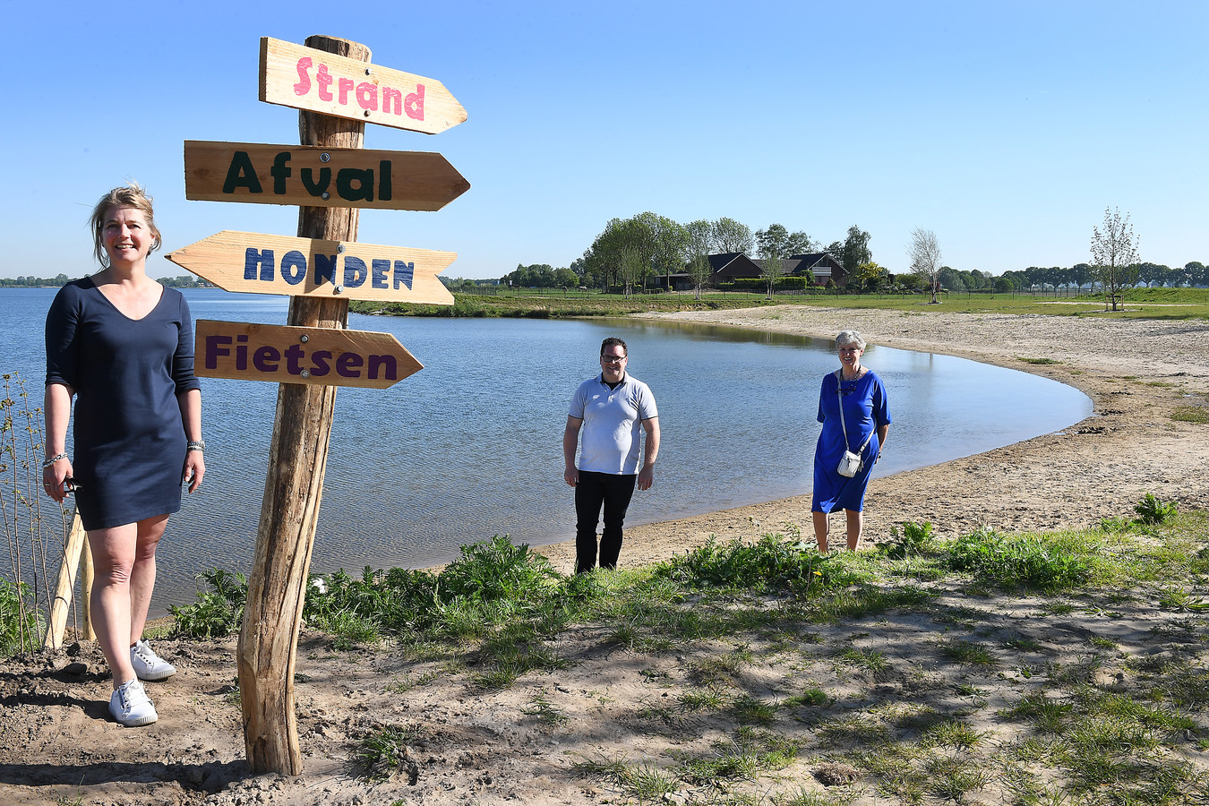 Rotzooi rond hippe afvalbakken bij Heeswijkse Plas in Cuijk | Foto ...