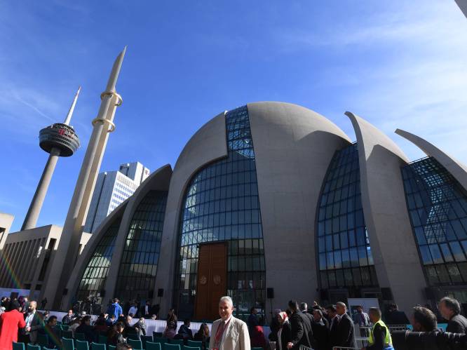 Erdogan opent grootste moskee van Europa en "wil meer islamitische ...