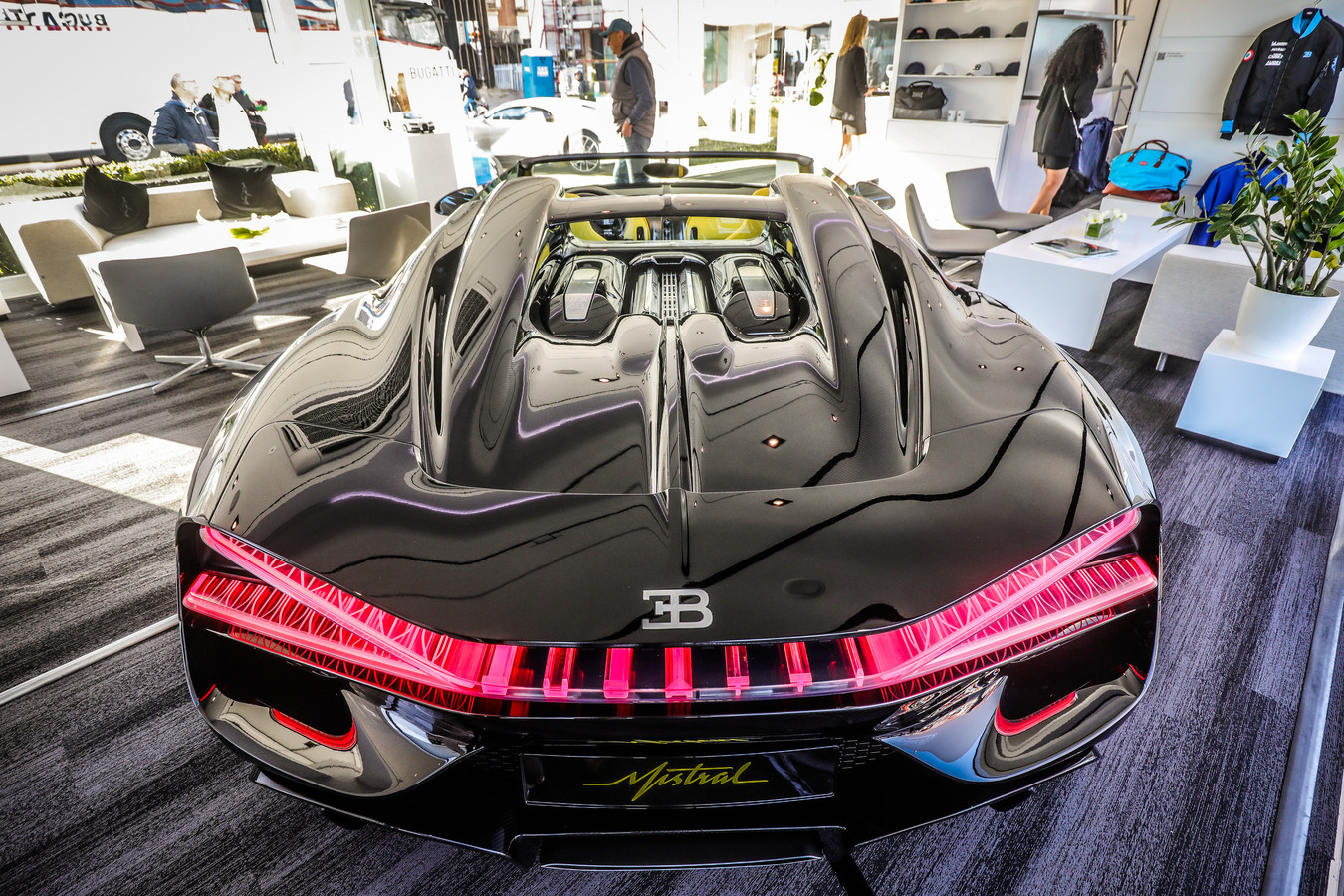 IN BEELD. Een Bugatti van 5 miljoen dollar? Daarvoor moet je dezer ...