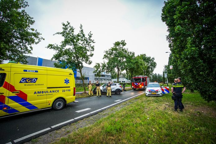 Auto met vier inzittenden botst tegen boom in Nuenen, politie vermoedt ...