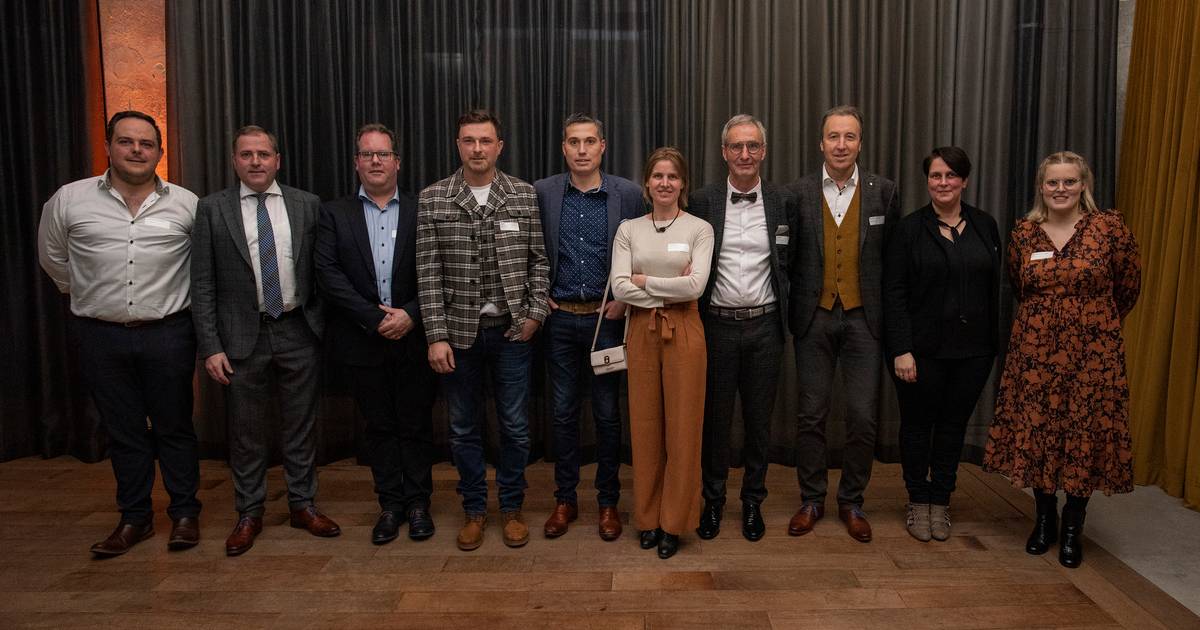 Poperingse ondernemingen klinken op het nieuwe jaar | Poperinge | hln.be