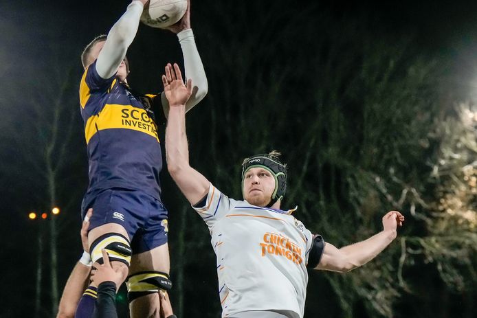 Rugbyer Sam houdt zich goed staande tussen de internationals bij ...