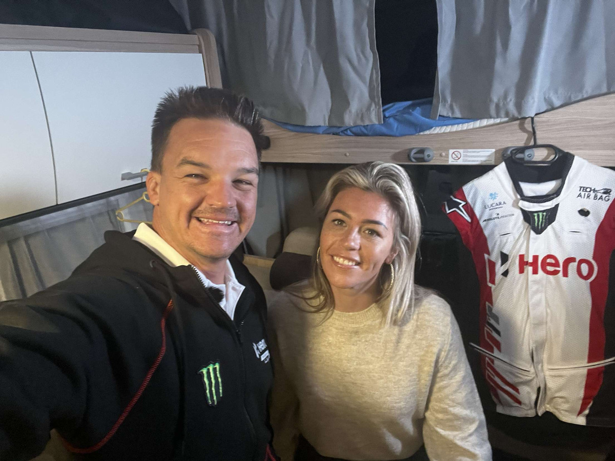 Ontwapenende Nancy van de Ven valt op in Dakar Rally: ‘Jongens, zal ik ...