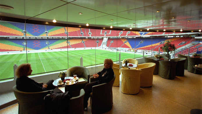 Alle 15 Heracles-fans in skybox Arena | Nederlands voetbal | AD.nl