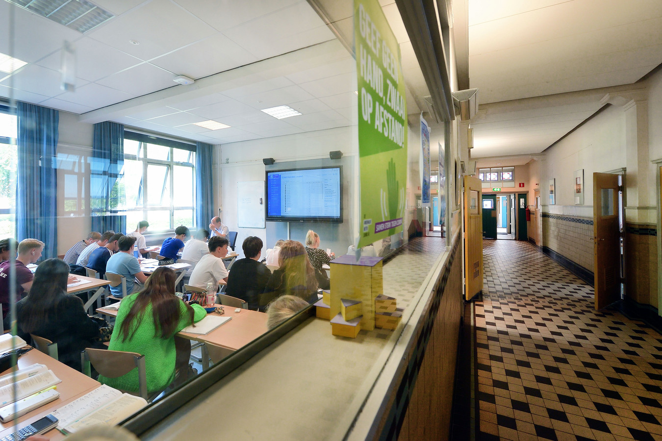 Coronageld klotst tegen de schoolplinten omhoog, wat gaat het West ...