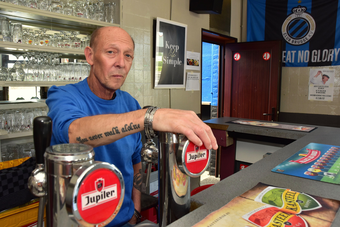 RECONSTRUCTIE: Cafébazin Valérie schoot in 1999 gangster Pierre Joubert ...