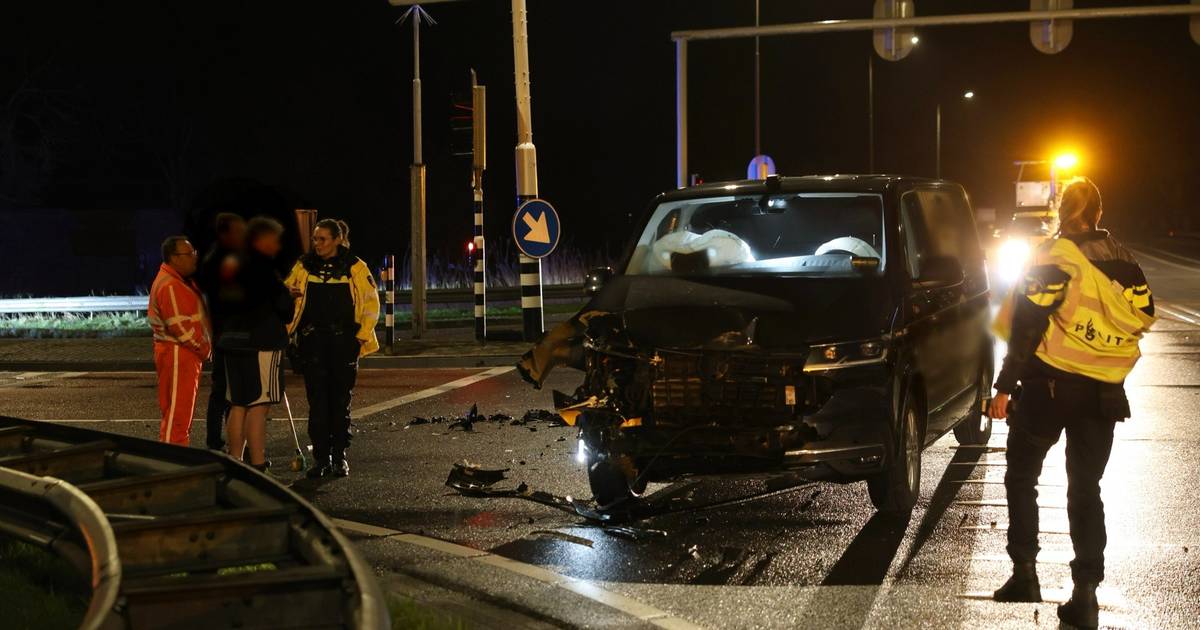 Bestelbus en auto botsen op kruising bij Erp, gewonde inzittende naar ziekenhuis | Meierijstad ...