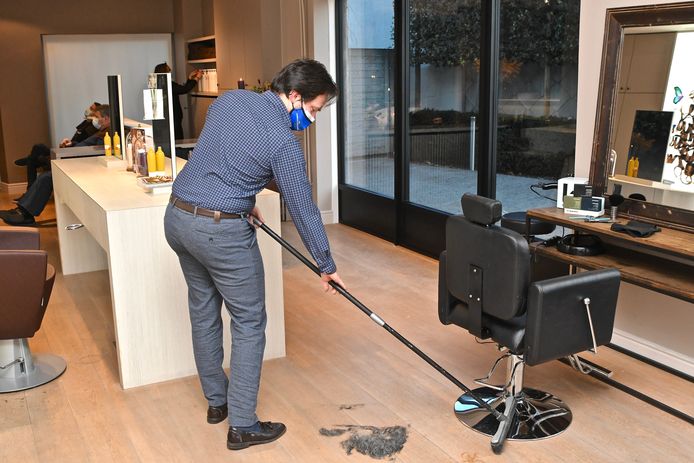 Kapper-burgemeester Francesco Vanderjeugd ontvangt schepen Geert ...