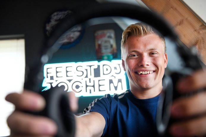 Jochem begon als DJ Discozwemmen, maar draait nu op de grootste festivals: ‘Op mijn 10e stond ik ...