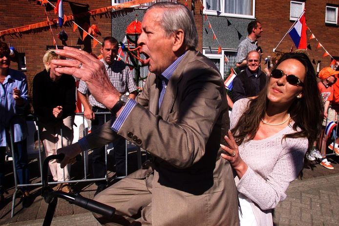 Hilarisch moment, 25 jaar geleden: Houtense vrouw springt achterop de ...