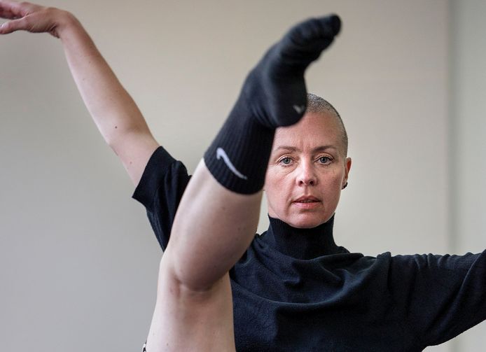 30 jaar lang verbeet topdanseres Bonnie (48) de pijn: ‘Het was gewoon ...