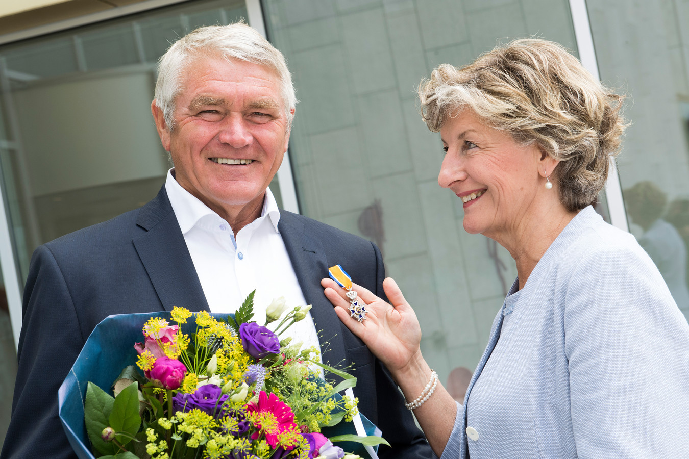 In Tiel kreeg tóch iemand een lintje van een burgemeester | Foto | AD.nl